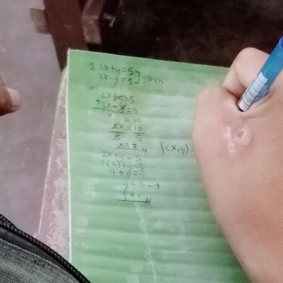 Miskin Tak Jadi Penghalang, Foto Budak Salin Nota Matematik Atas Daun ...