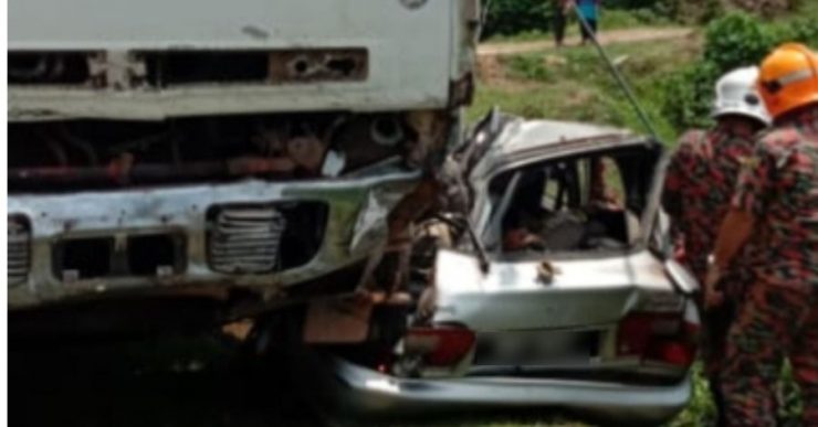 Empat Maut Kereta Bertembung Treler Di Pekan