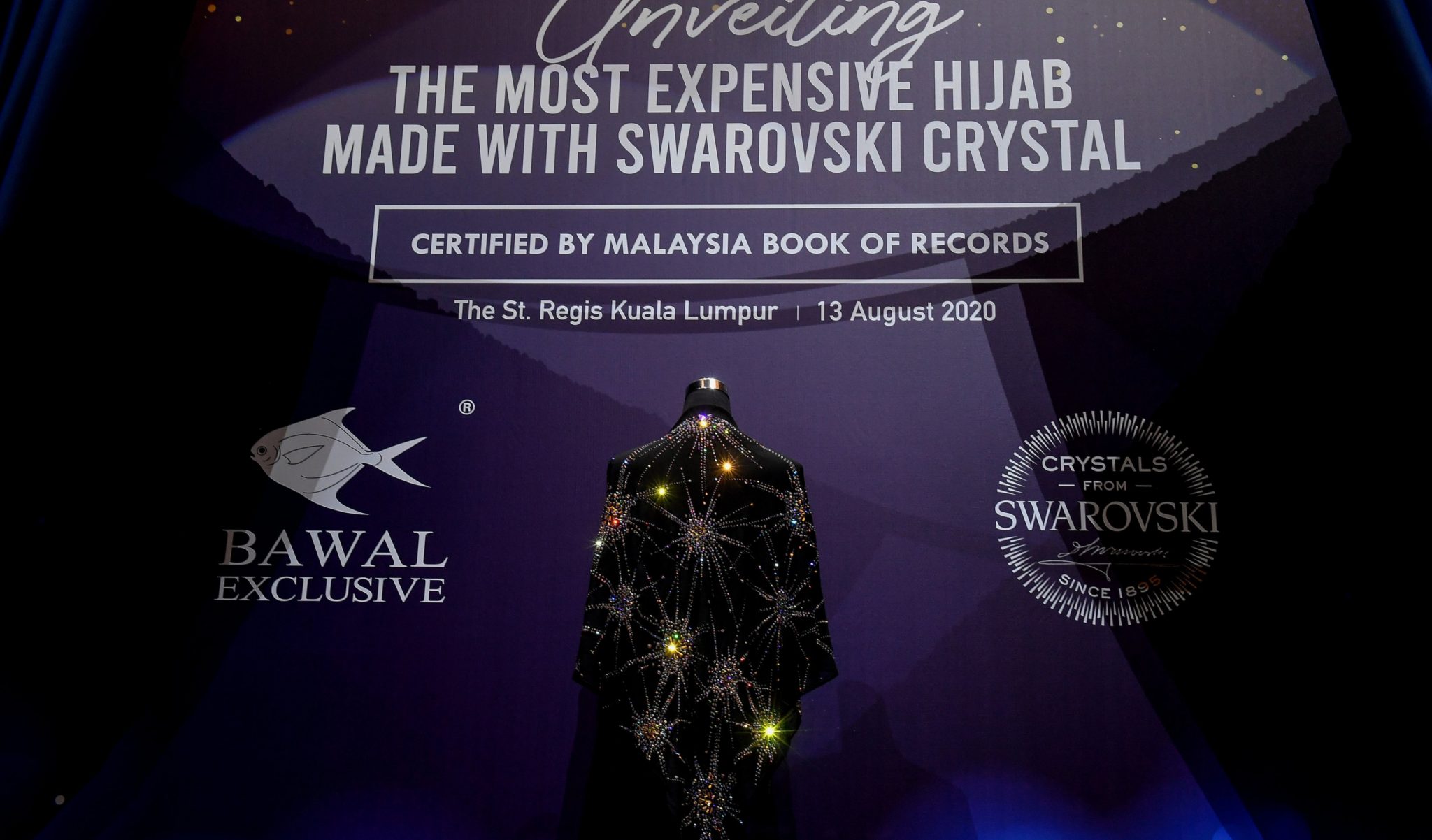 Harga Macam Kereta Import, Tudung Bawal Bernilai RM 100,000 Diiktiraf Termahal Di Dunia