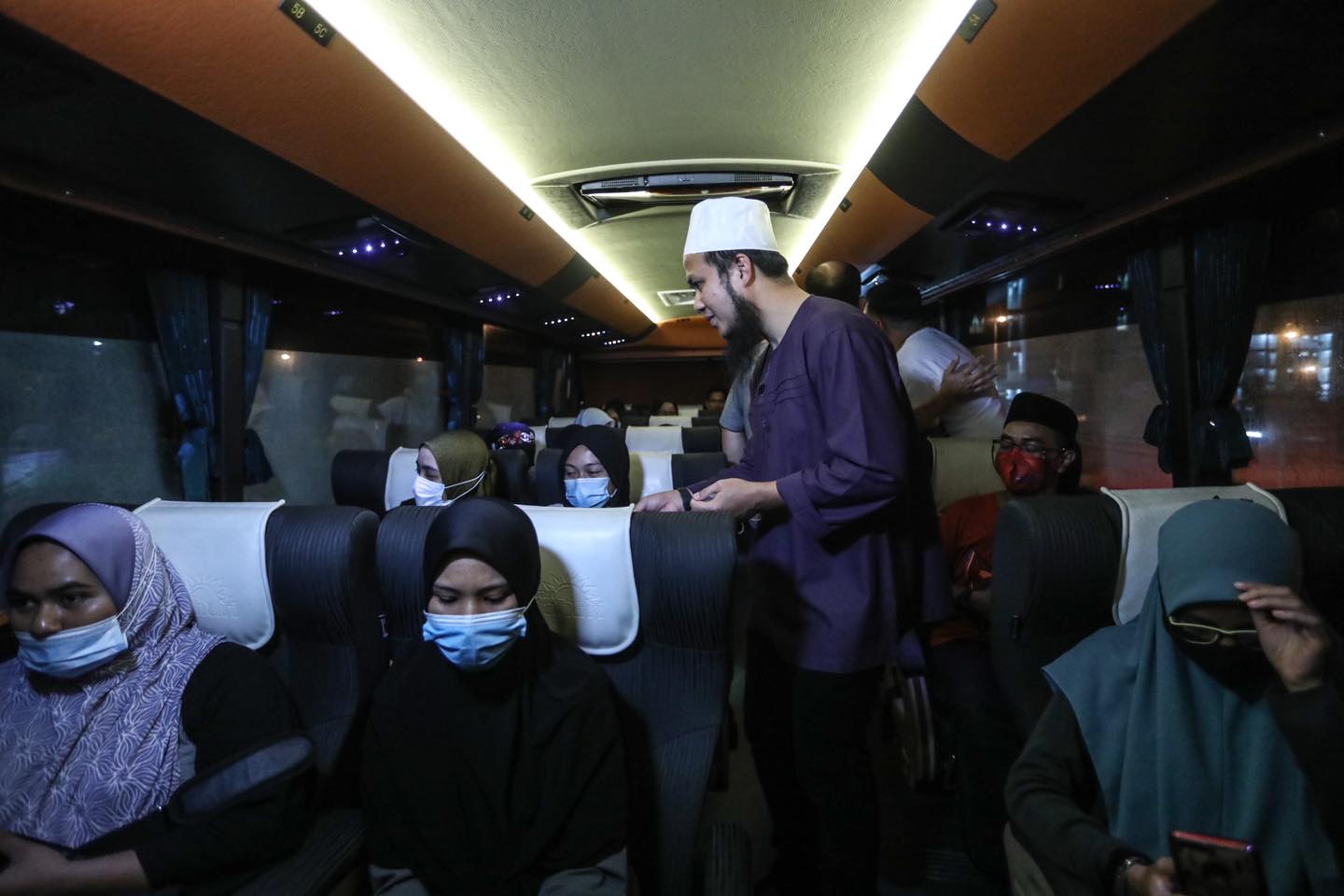 Ustaz Ebit Lew, Naib Canselor & MPP UPSI Hantar 2 Lagi Bas Pelajar ...