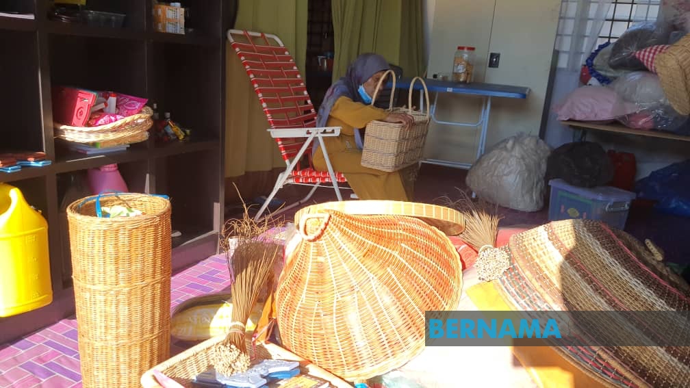 "Mak Andak Memasak, Mak Cik Mengemas, Mak Su Berniaga," Tiga Beradik ...