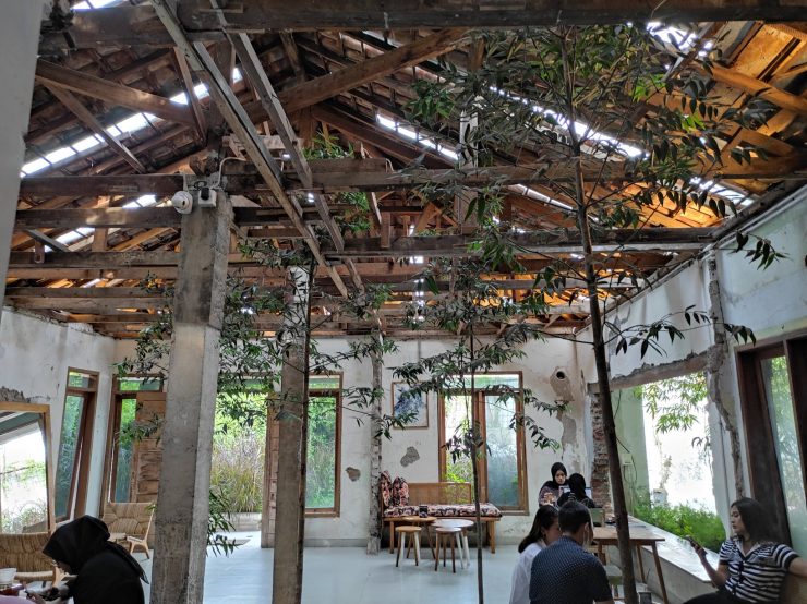 (Video) Unik, Bangunan Usang Dengan Bumbung Berlubang Ini Diubah ...