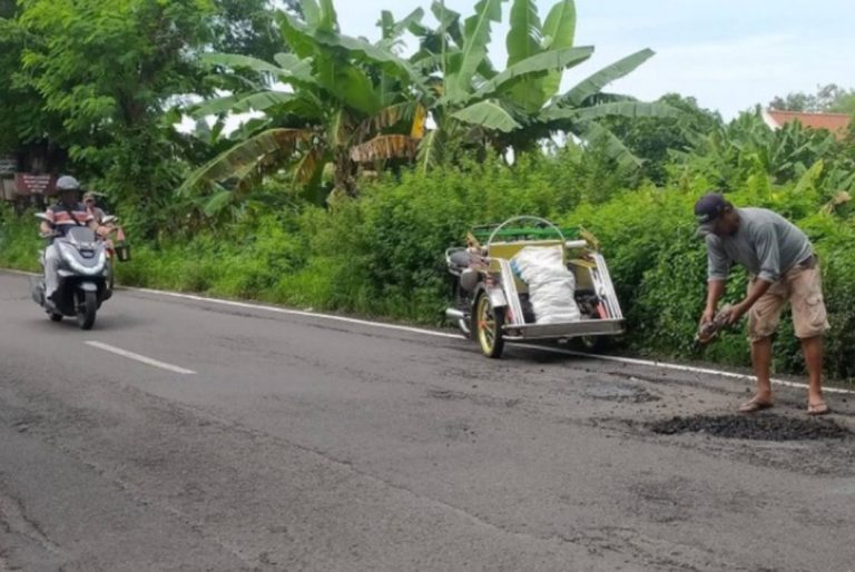 Lelaki Tampal Sendiri Jalan Berlubang, Bimbang Anak Kemalangan