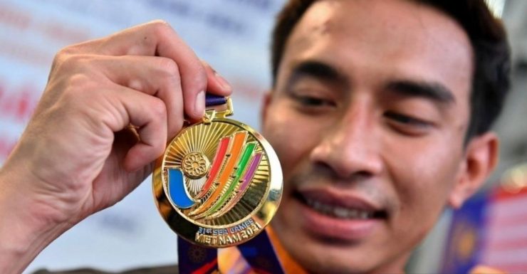 Pingat Emas Hadiah Buat Anak Perempuan Saya - Muhammad Syafiq
