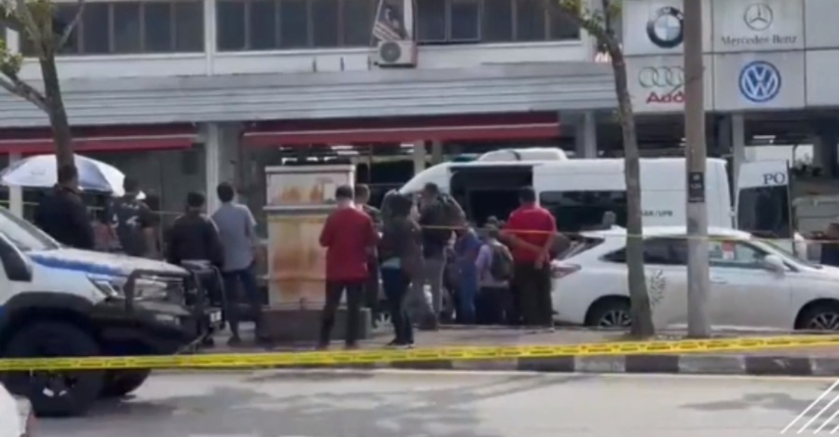 Dua Botol Plastik Disyaki Bahan Letupan Jenis IED Ditemui Di Bawah ...