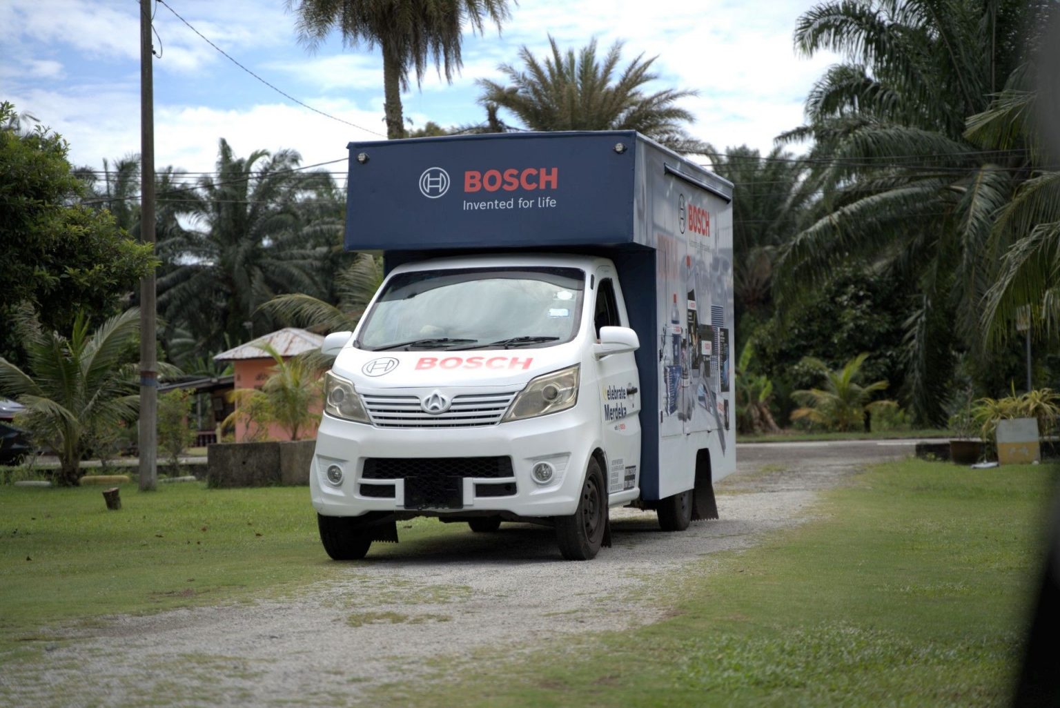 Bosch Bawakan Servis Kenderaan Ke Komuniti Kampung Sempena Merdeka