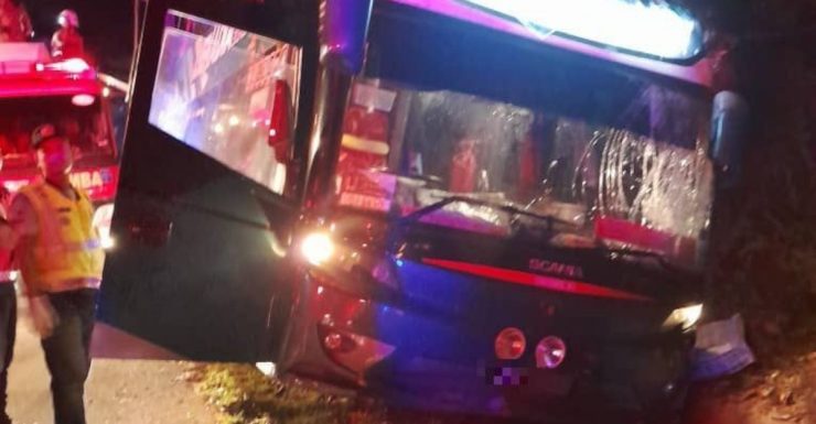 Tiga Maut, Bas Ekspres Dua Tingkat Terbabas Di Bahu Jalan Lipis-Merapoh