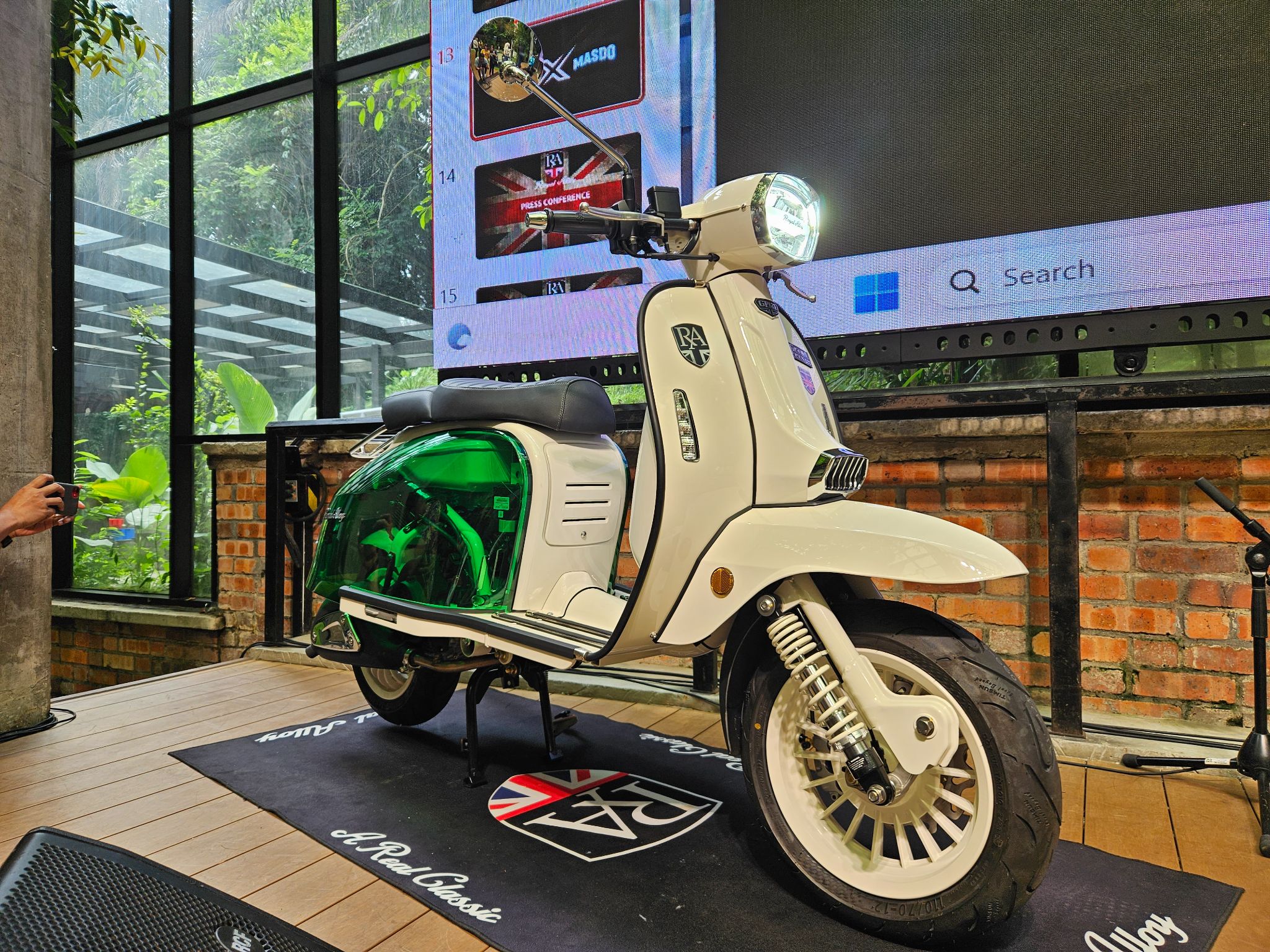 Perkenal Edisi Terhad Skuter Dinda Royal Alloy X Masdo, Kolaborasi ...