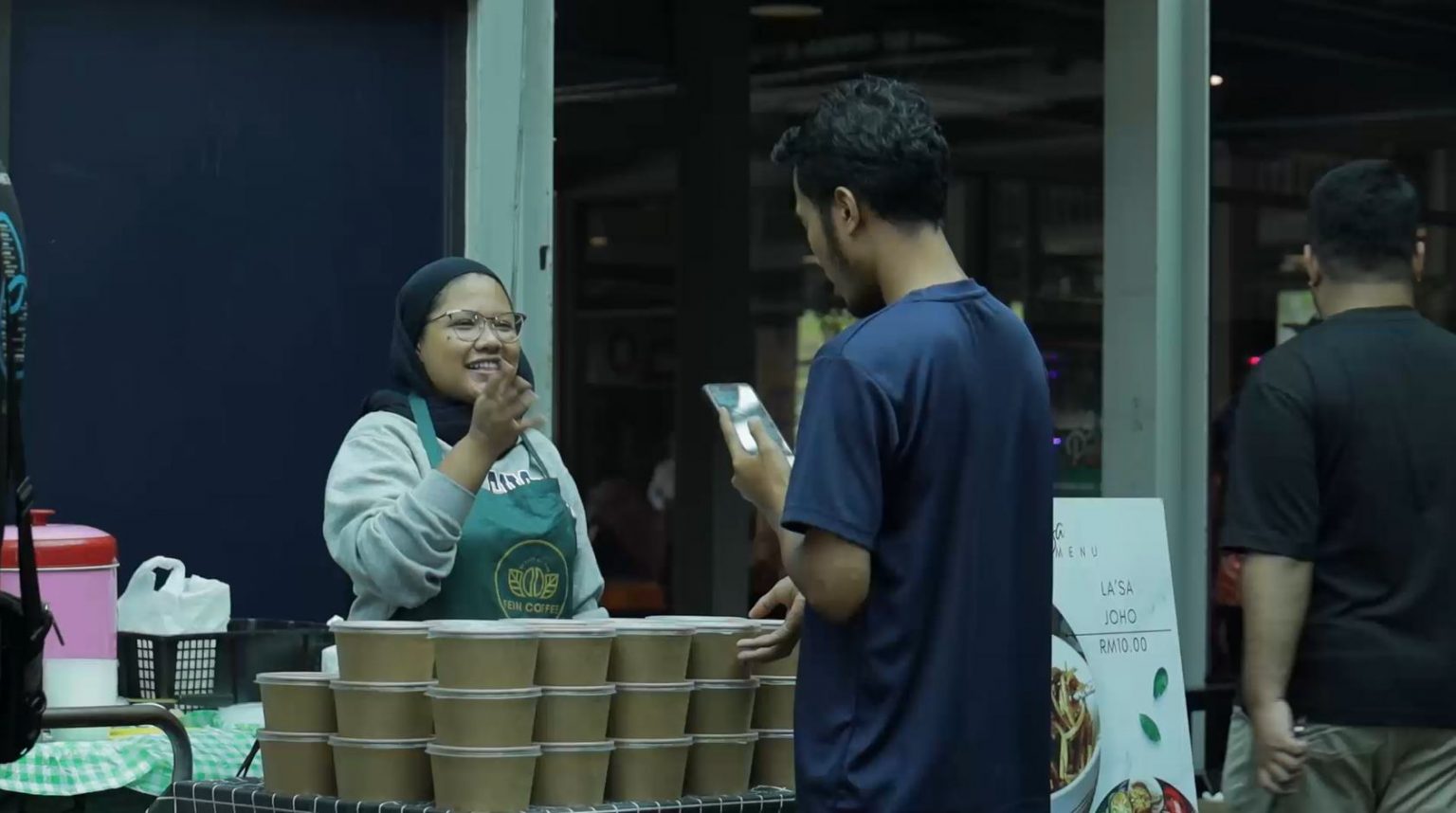 “Buat Sampai 40-50 Pek, Yang Laku 5”, Kisah “Superwoman” Cekal Berniaga La'sa Joho