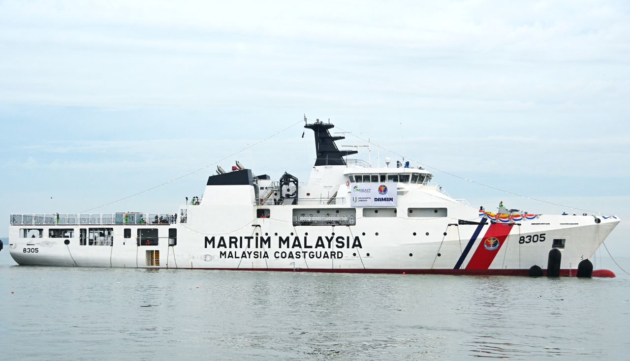 Kapal Peronda Luar Pesisir Pertama OPV1 APMM Diserah Secara Rasmi Kepada KDN