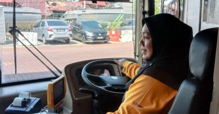 Faktor Usia Bukan Penghalang Nenek Tiga Cucu Jadi Pemandu Bas