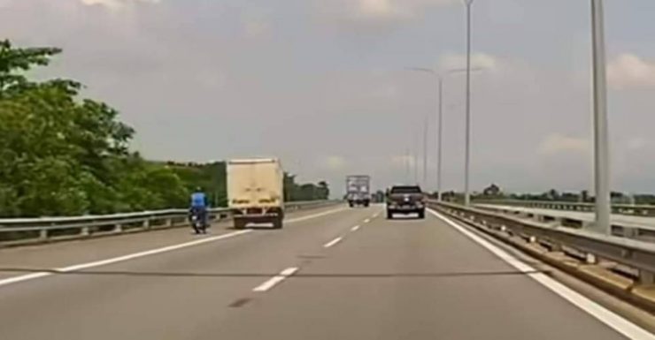 Penunggang Motosikal Maut Bergesel Dengan Lori, Tercampak Atas Penghadang Besi