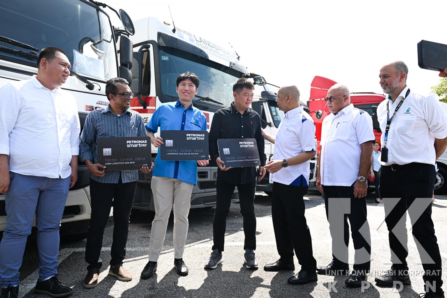 Sesi Penyerahan Fleet Card SKDS 2.0 Kepada Syarikat Pengangkutan Darat ...