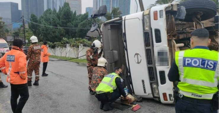 Pemandu Lori Simen Maut Rempuh Tembok Pagar Rumah