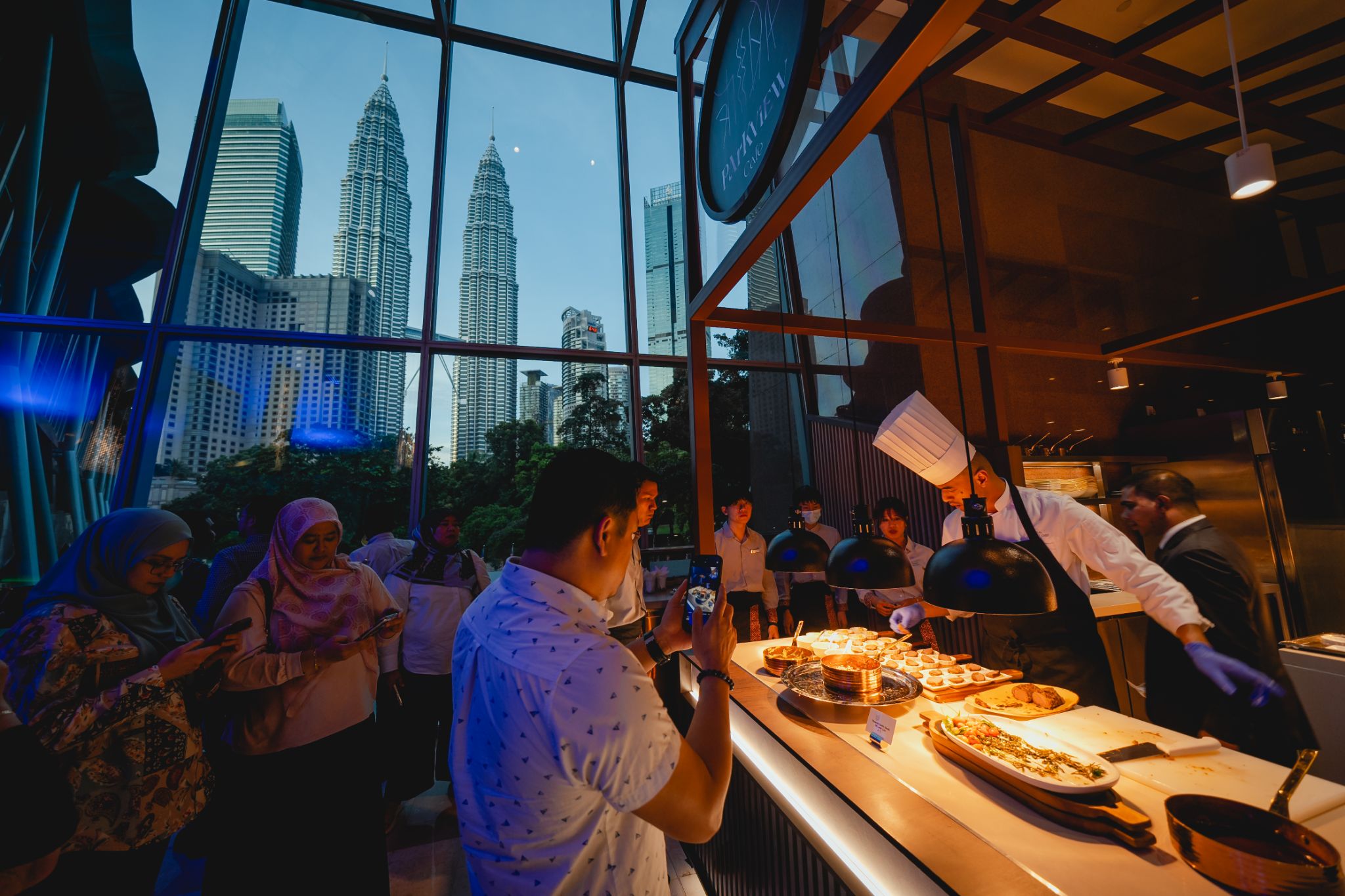 Parkview Café Tampil Dengan Pemandangan Berlatarbelakangkan Menara ...