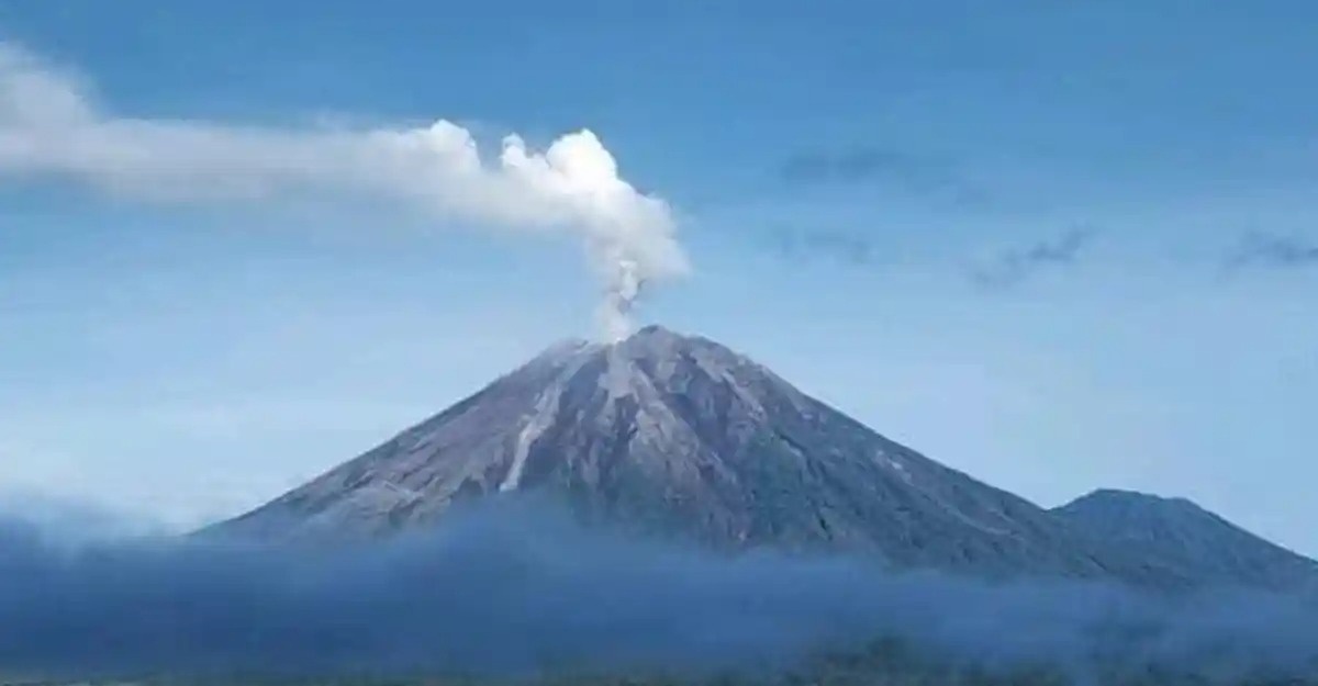 Gunung Semeru Di Indonesia Meletus